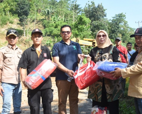Warga Terdampak Longsor Desa Cantilan dan Ciherang Kuningan Dapat Bantuan Logistik.